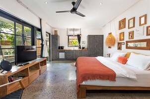 1 quarto, cofre no quarto, secretária 