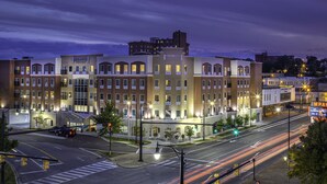 Um hotel Staybridge com vários andares e um pátio central.