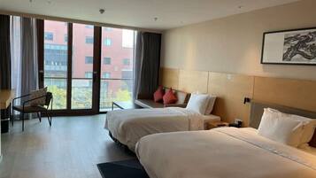 Quarto Standard, várias camas (Extra Floor Space) | Cofre no quarto, secretária, quartos insonorizados, Wi-fi grátis