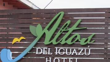 Placa para o Hotel Altos Del Iguazu, com um logotipo estilizado e o nome do hotel.