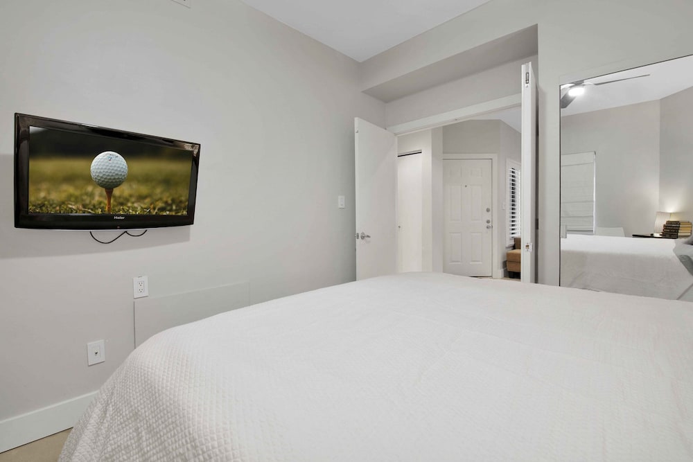 Beautifully Remodeled Condo Close To Whole Foods, Long-term Guests Welcome! - Phoenix-Sky-Harbor Airport (PHX)