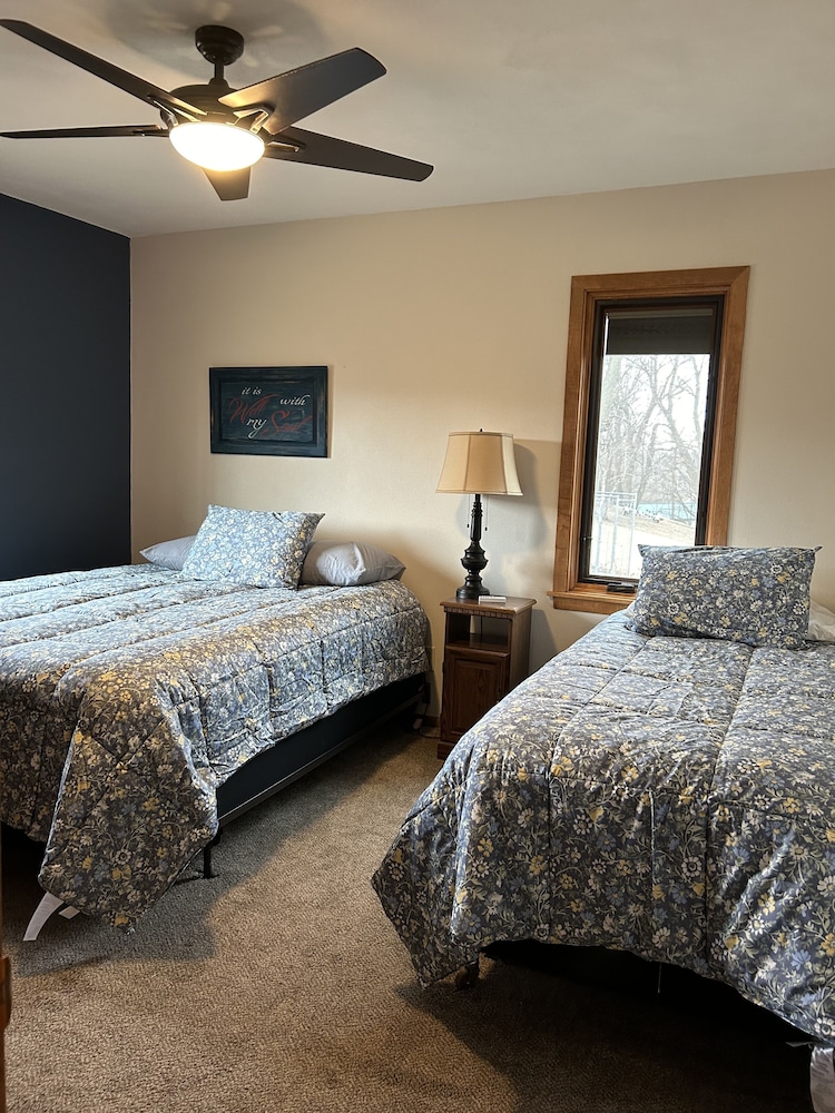 Brophy Reflections 4br/2ba, 2 Kitchens, Firepit, Year Round Rental, Lic#1798 - Alexandria, MN