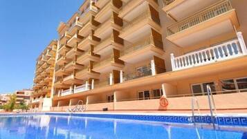 Piscina exterior, espreguiçadeiras