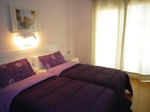 Apartamento Standard, 2 camas individuais, não fumadores, vista para a piscina | 1 quarto, edredões de penas, camas de colchão viscoelástico 