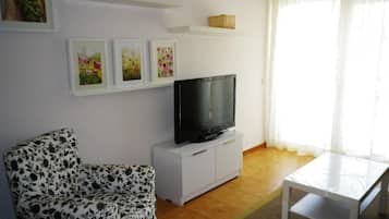 Apartamento Standard, 2 camas individuais, não fumadores, vista para a piscina | Sala | TV de ecrã plano