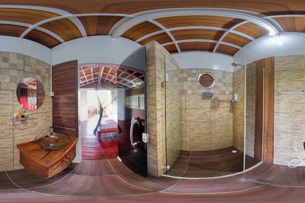 Um polibã, artigos de higiene pessoal grátis, toalhas fornecidas