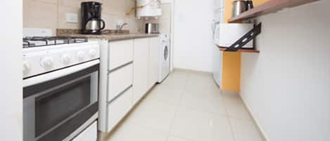 Apartamento, várias camas, não fumadores, Vista para a cidade | Cozinha privada | Um frigorífico, um micro-ondas, uma cafeteira/bule