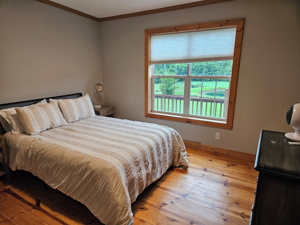Rated#1 Big Sky Cabin! Hot Tub!
On The Wine Trail Fire Pit Pool Table - Carbondale, IL