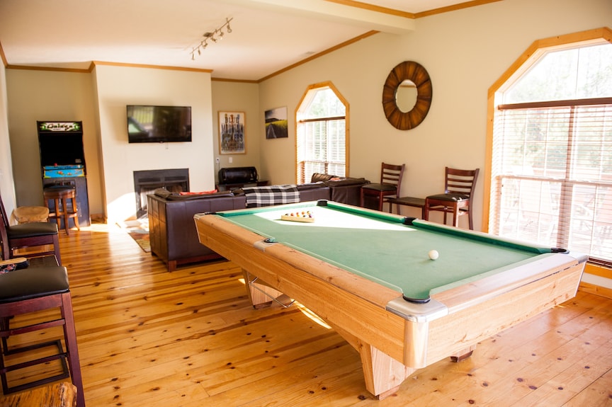 Big Sky Cabin! Hot Tub! On The Wine Trail! Fire Pit! Pool Table! Large Deck!\n - Illinois