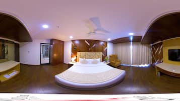 Suite Royal, 1 cama king-size, varanda, Vista para a cidade | Cofre com capacidade para portátil, com mobília individualizada