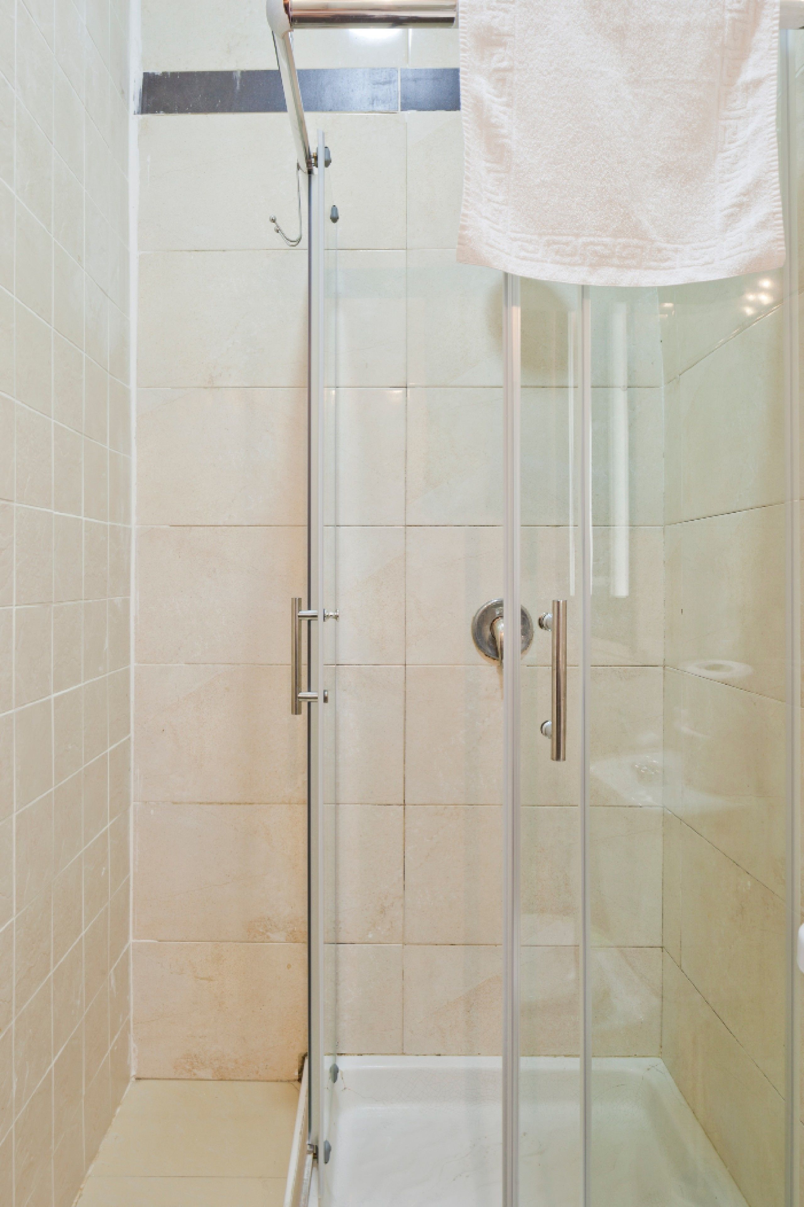 Apartamento Executivo, 1 cama queen-size e sofá-cama, não fumadores, cozinha | Casa de banho | Um polibã, artigos de higiene pessoal grátis, um secador de cabelo 