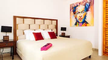 Quarto casal superior, 1 cama King | Escrivaninha, ferros/tábuas de passar roupa, Wi-Fi de cortesia