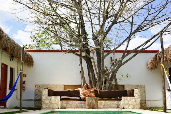 Piscina externa, espreguiçadeiras