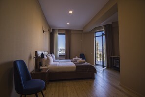 Quarto Twin Premium, várias camas, não fumadores, varanda | Lençóis de algodão egípcio, roupa de alta qualidade