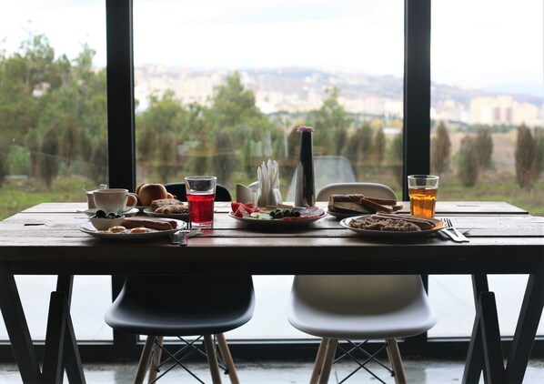 Pequeno-almoço continental diário incluído