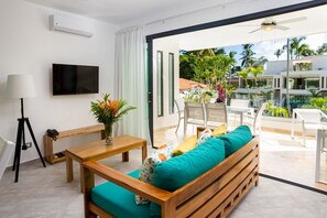 Penthouse 2 Bedroom Pool or Garden View | Sala de estar | TV de tela plana