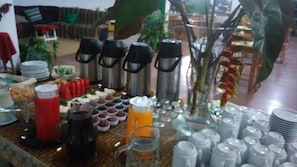 Café da manhã com buffet grátis todos os dias