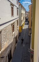 Apartamento luxo, 1 cama Queen e sofá-cama, para não fumantes, cozinha americana | Vista do quarto