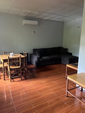Cabana de Madeira Familiar, 2 quartos, casa de banho privativa, vista para o jardim | Camas de colchão viscoelástico, com decoração personalizada 
