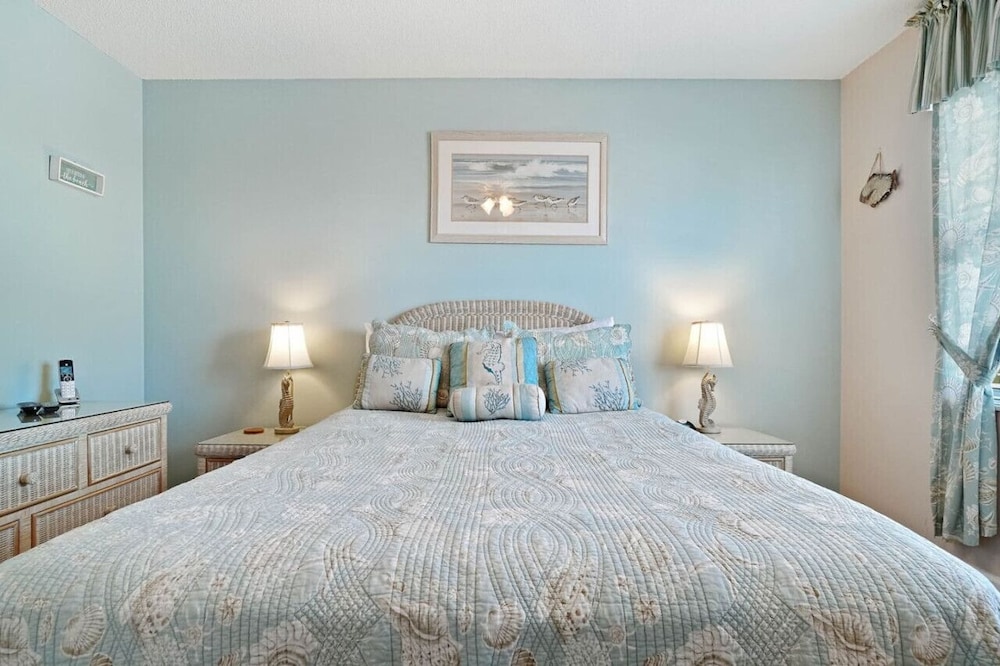 Waves 16: Chic 1br Condo Steps From St. Pete Beach With Pool Access - St. Pete Beach, FL