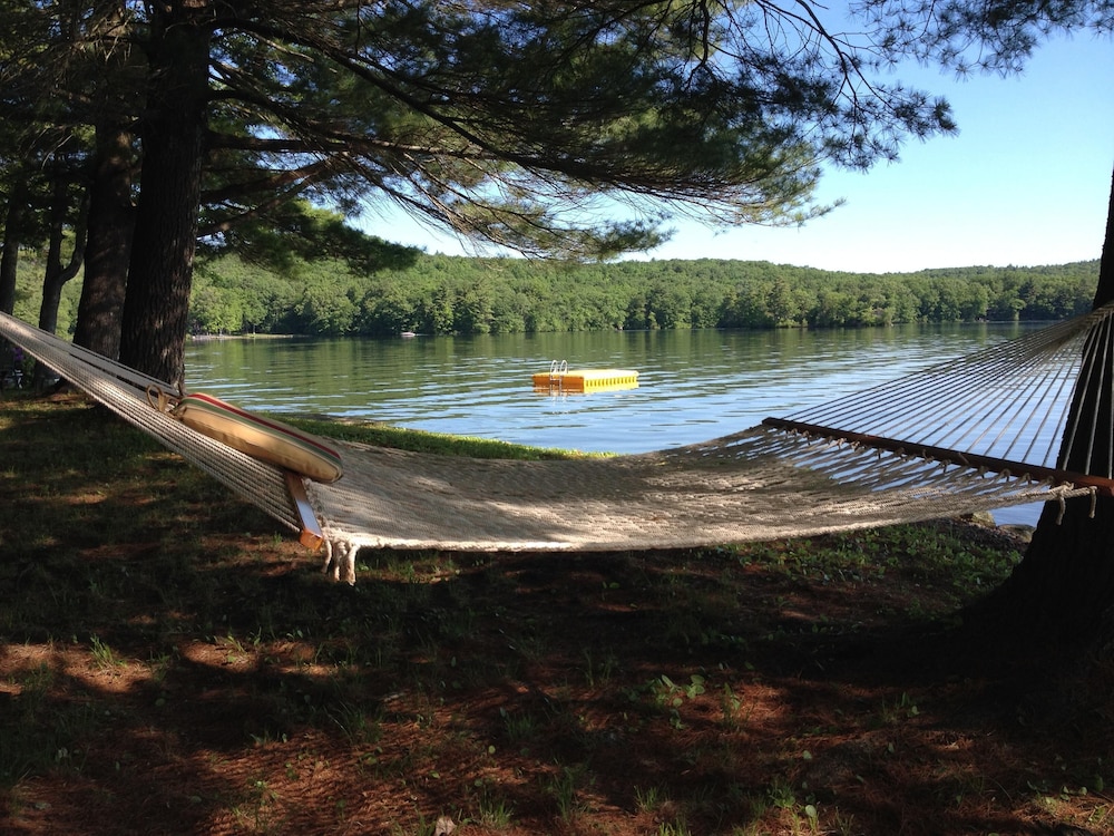Waterfront Home With Stunning Views .. Dog Friendly , And Great Fishing !!! - Lake Chaubunagungamaug, MA