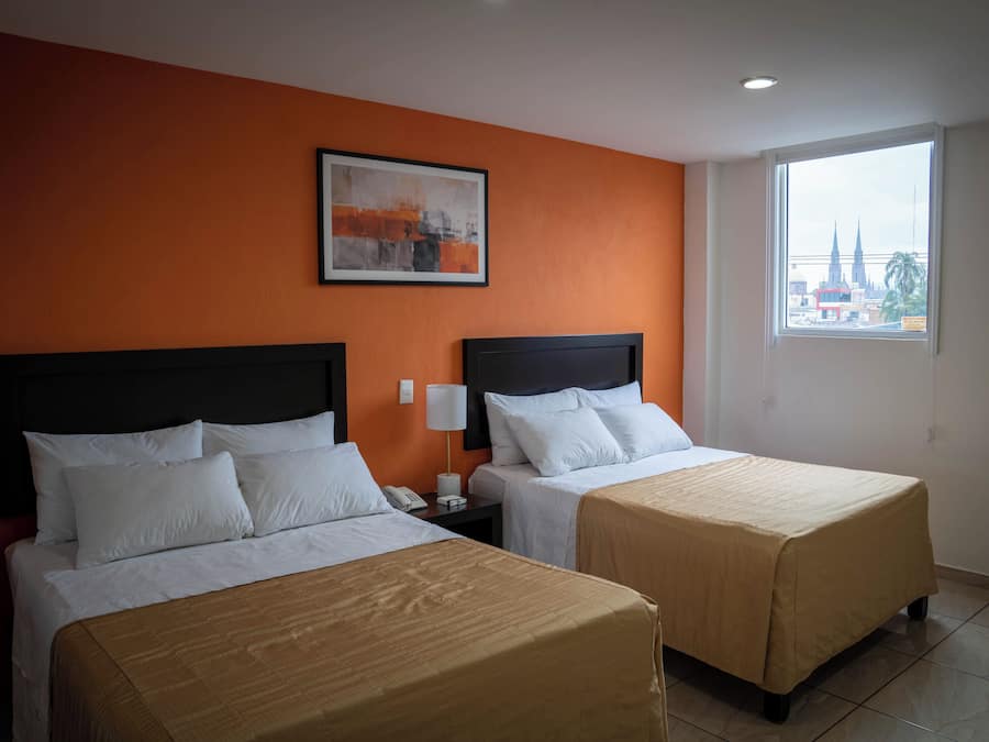 Quarto Quádruplo Empresarial, 2 camas queen-size, acessível, não fumadores | Cortinas/cortinados opacos, quartos insonorizados, Wi-fi grátis