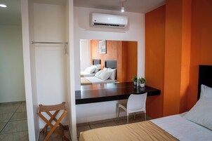 Quarto quádruplo empresarial, 2 camas Queen, acessível, para não fumantes | Cortinas blackout, quartos à prova de som, Wi-Fi de cortesia