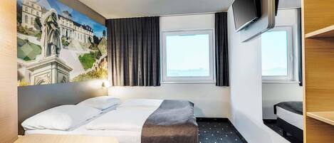 Escrivaninha, quartos à prova de som, Wi-Fi de cortesia, roupa de cama