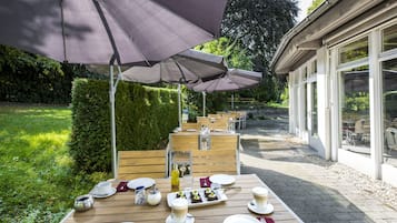 Terraço com espreguiçadeiras