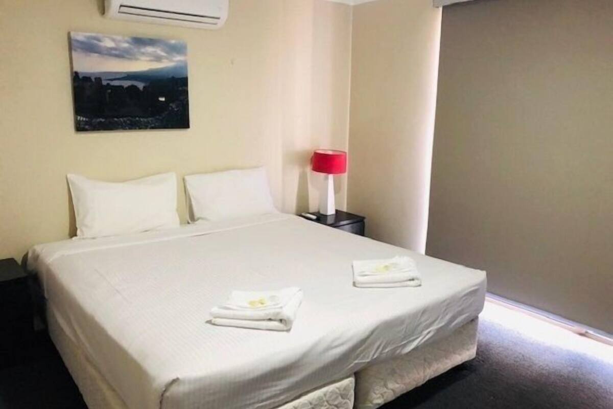 Quarto | Ferro/tábua de engomar, Wi-fi grátis, com mobília individualizada