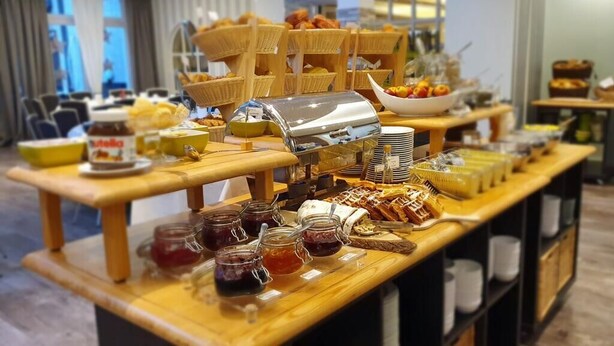 Disposição de buffet com diversos alimentos e acompanhamentos.