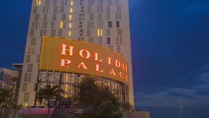 Um edifício com uma placa que diz "Holiday Palace".