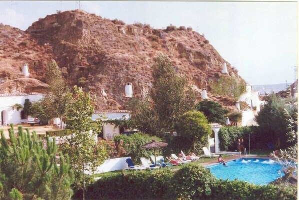 Piscina externa sazonal, funciona das 10h às 20h, guarda-sóis