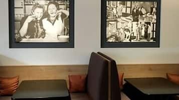Pequeno-almoço tipo buffet incluído aos fins de semana