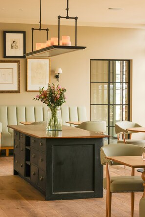 Café da manhã com buffet grátis todos os dias