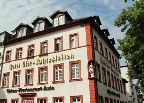 Um edifício com uma placa que indica 'Hotel Ober-Johrstetten' e 'China Restaurant Asch'.