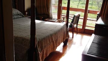 Quarto casal | Cofres nos quartos, escrivaninha, roupa de cama