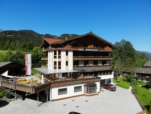 Um edifício de vários andares com um restaurante no andar térreo e um pensionato nos andares superiores.