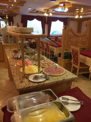 Café da manhã com buffet grátis todos os dias