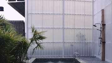 Piscina externa, espreguiçadeiras