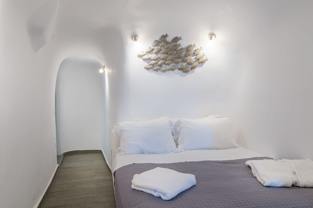 Angel Luxury Suites - Santorini