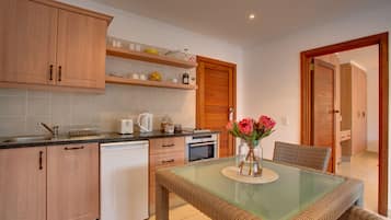 Suite de Luxo | Kitchenette privada | Um frigorífico, um forno, uma placa de cozinha, uma cafeteira/bule