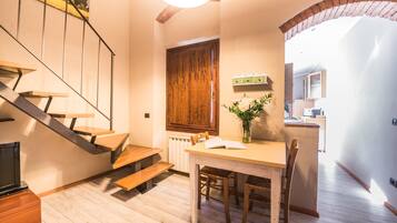 Apartamento, 2 quartos | Refeições no quarto