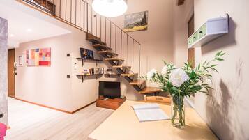 Apartamento, 2 quartos | Opções para refeição no quarto