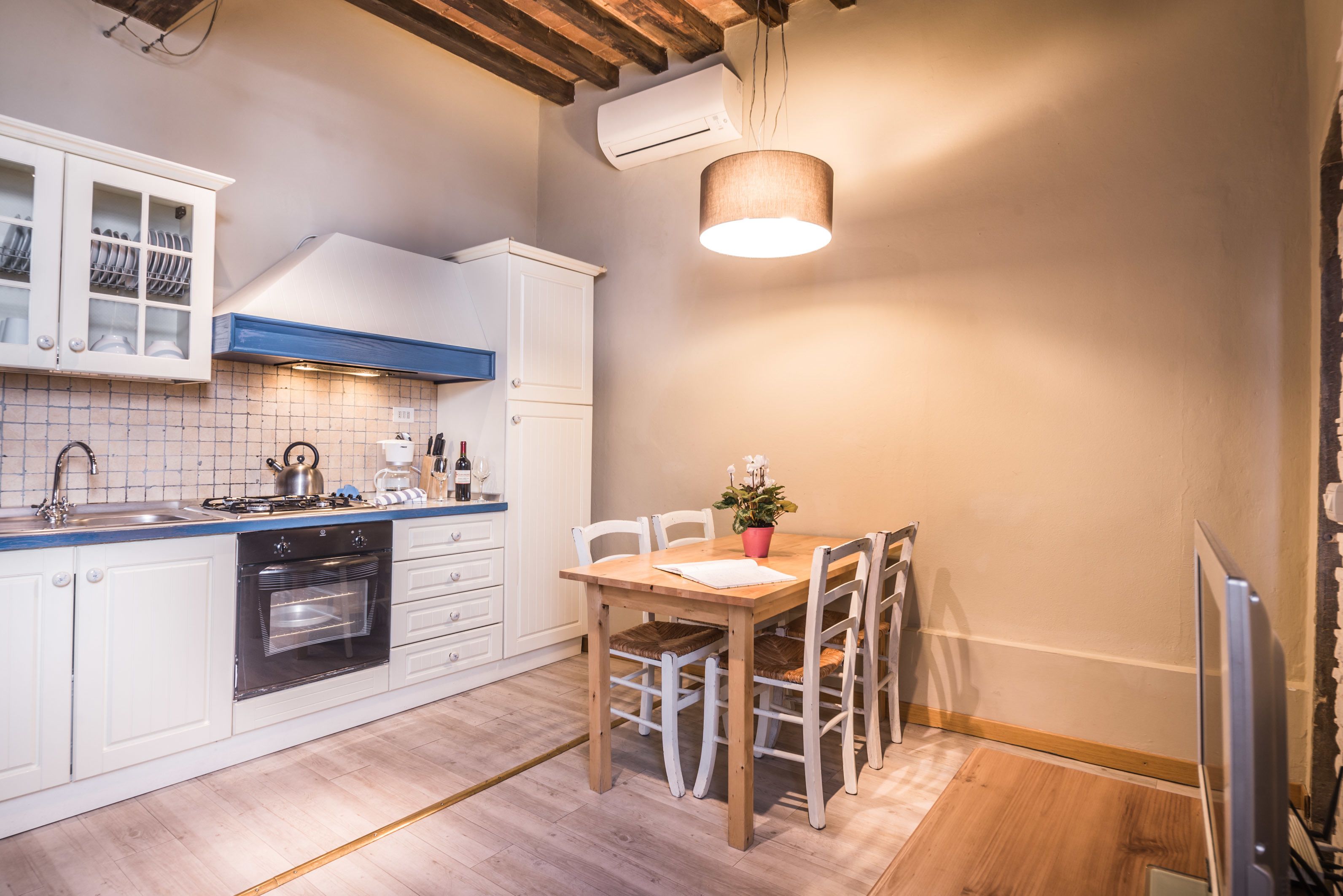 Apartamento, 2 quartos | Cozinha privada | Um frigorífico/congelador grande, uma placa de cozinha 
