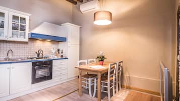 Apartamento, 2 quartos | Cozinha privada | Um frigorífico/congelador grande, uma placa de cozinha