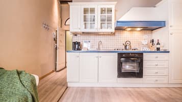 Apartamento, 2 quartos | Cozinha privada | Geladeira grande, cooktop, talheres/pratos/utensílios de cozinha