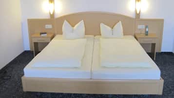 Roupa hipoalergénica, minibar, cofre no quarto, secretária