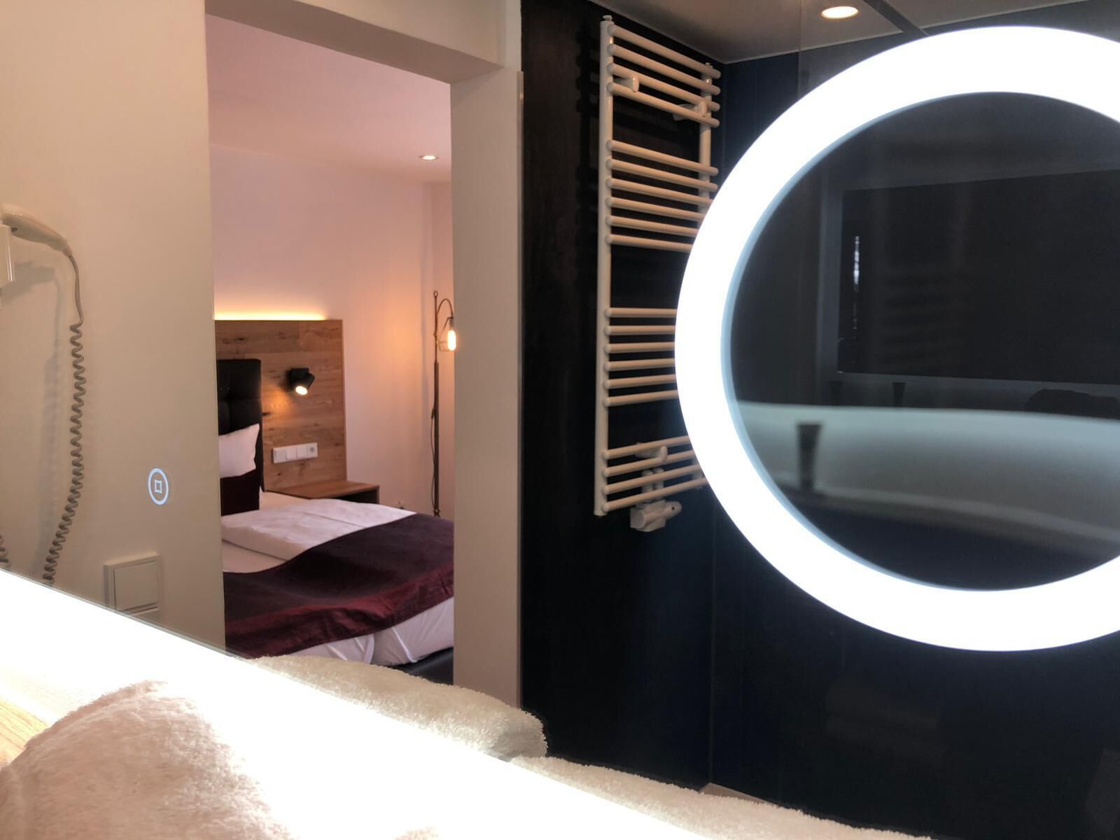 Quarto Duplo Premium | Casa de banho | Um polibã, artigos de higiene pessoal grátis, um secador de cabelo 