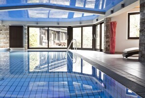 Piscina interna, espreguiçadeiras